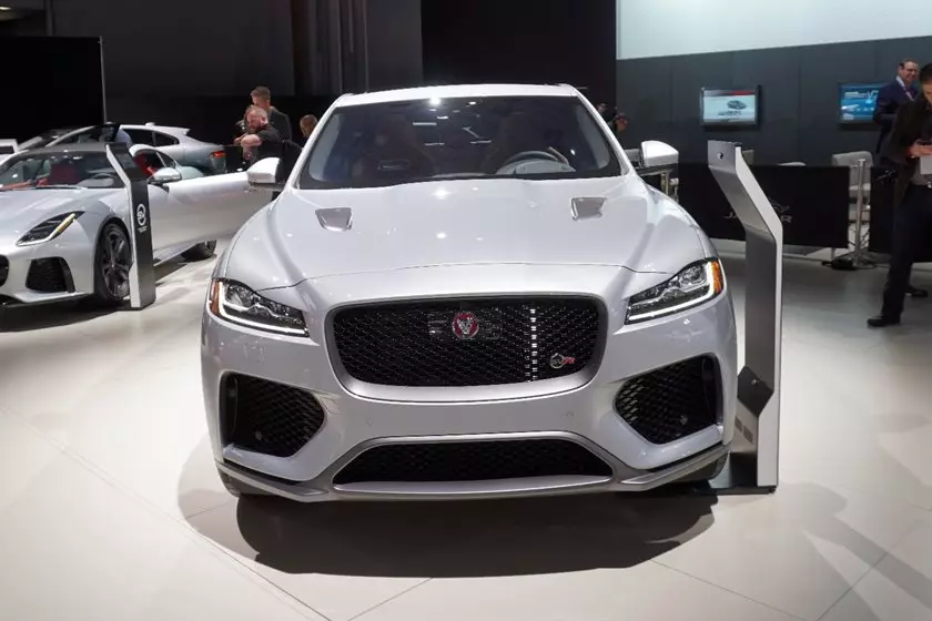 2019 Jaguar F-Pace SVR sätter snabben i familjen 12930_2