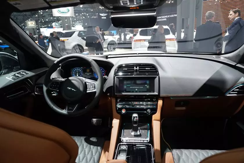 2019ko Jaguar F-Pace SVR-k familian jartzen du azkarra 12930_8