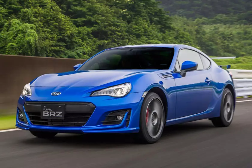 2017-2020 Subaru BRZ Се чоряки пеш аз тарафи чап дар ҳаракат