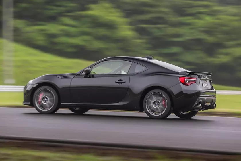 2017–2020 „Subaru BRZ“ vaizdas iš kairės pusės judant