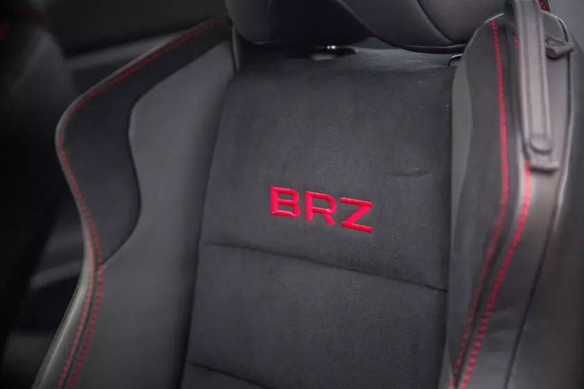 Detalle do coxín do asento Subaru BRZ 2017-2020