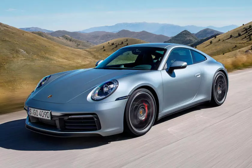 2020 Porsche 911 Carrera дар пеши назари ронандагӣ