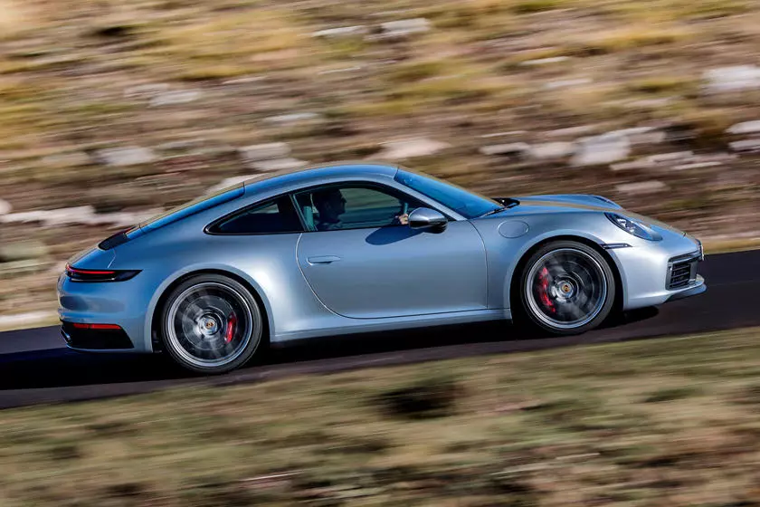 2020 Porsche 911 Carrera সাইড ভিউ ড্রাইভিং