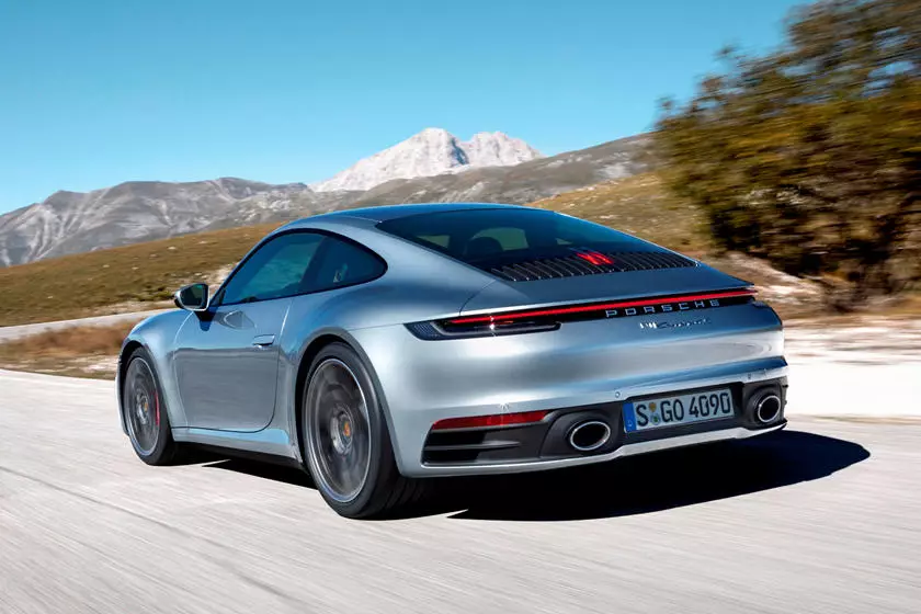 2020 Porsche 911 Carrera রিয়ার ভিউ ড্রাইভিং