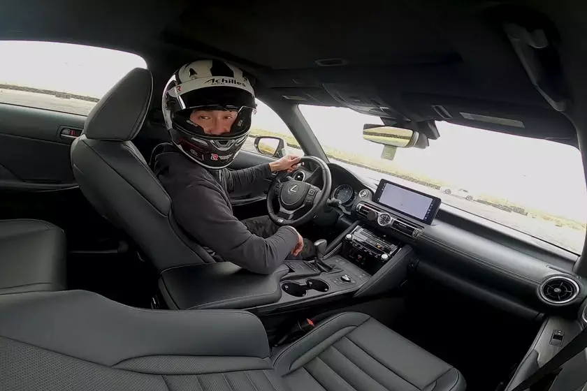 Kijk hoe een Formula Drift-coureur rondglijdt in de Lexus IS 350 F-Sport 13434_1