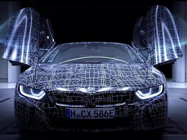 BMW i8 Roadster demonstruoja minkštą viršų ir naujus priekinius žibintus 13443_1