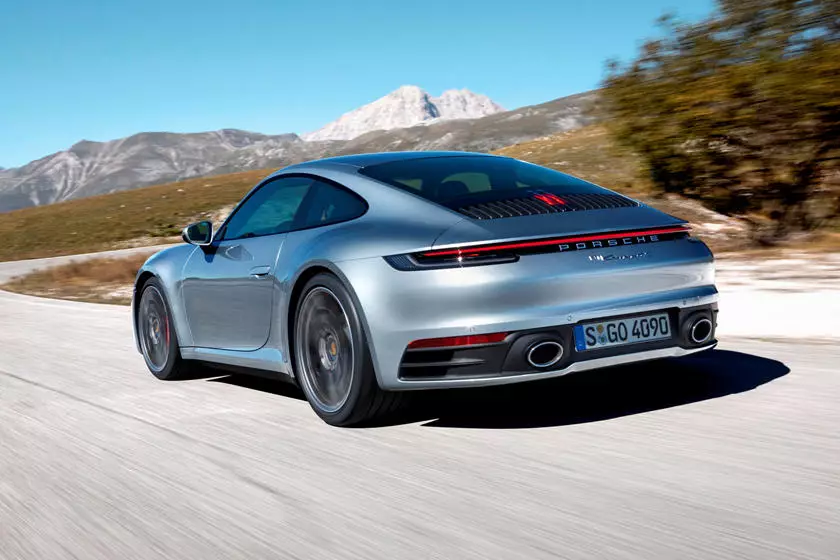 2020-2022 Porsche 911 Carrera visão traseira condução