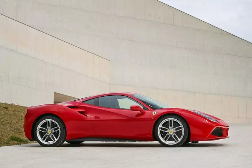 Ferrari 488 GTB on vedetty pois mahdollisen jarruvian takia 13578_4