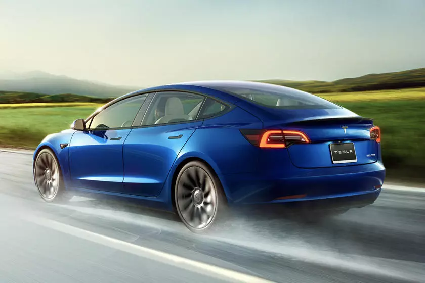 2017-2021 Tesla Model 3 widok z tyłu jazdy