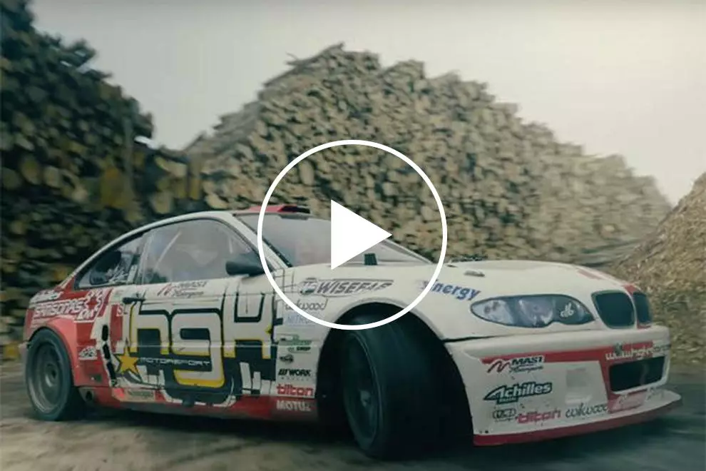 Saib Qhov no V8-Powered BMW 3 Series Madly Drift Los Ntawm Cov Ntoo Hluav Taws Xob