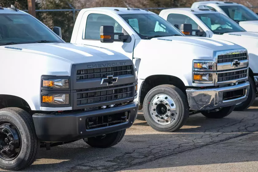 Chevy Silverados ya Kwanza kabisa ya Ushuru wa Kati Yaongoza Kwa Wafanyabiashara 13767_2