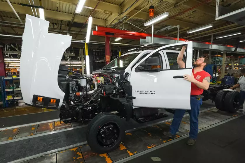 Chevy Silverados ar Dhualgas Meánach den Chéad Uair riamh a Dhéileáil le Déileálaithe 13767_4