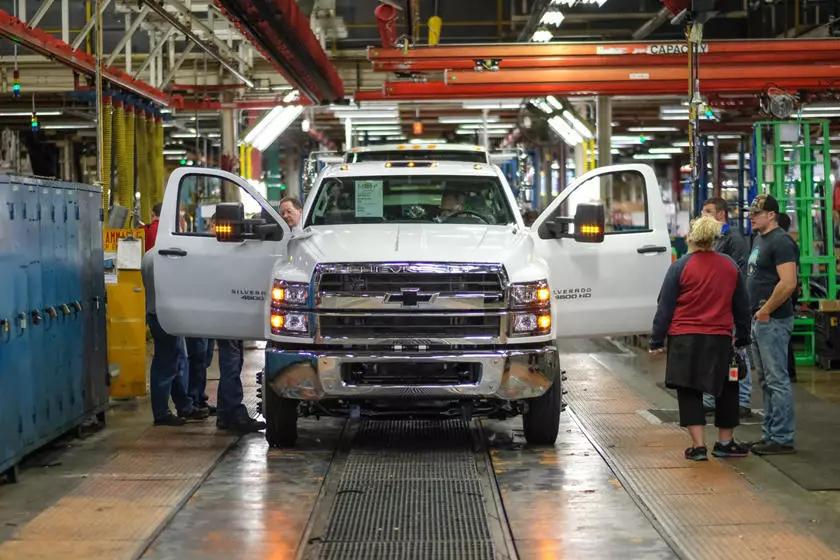 Chevy Silverados ya Kwanza kabisa ya Ushuru wa Kati Yaongoza Kwa Wafanyabiashara 13767_5