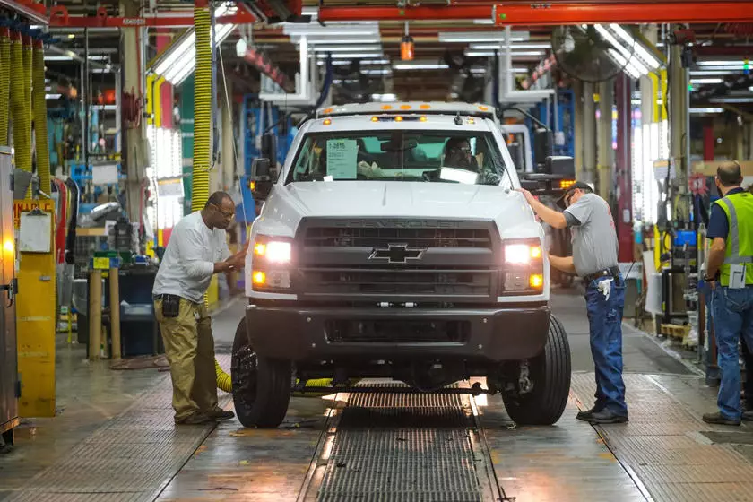 تۇنجى ئوتتۇرا دەرىجىلىك ۋەزىپە Chevy Silverados ساتقۇچىلارغا باشلايدۇ 13767_8