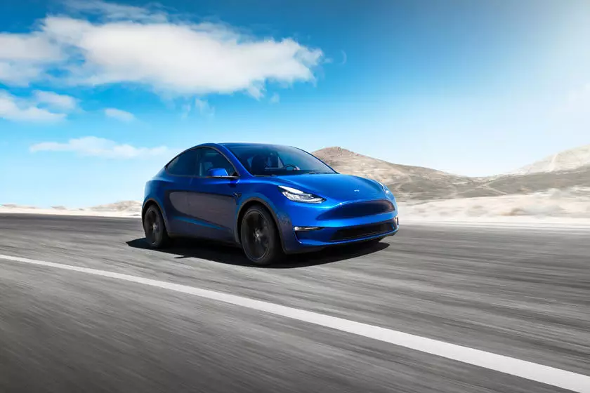 2020–2021 Tesla Model Y eestvaatega sõitmine