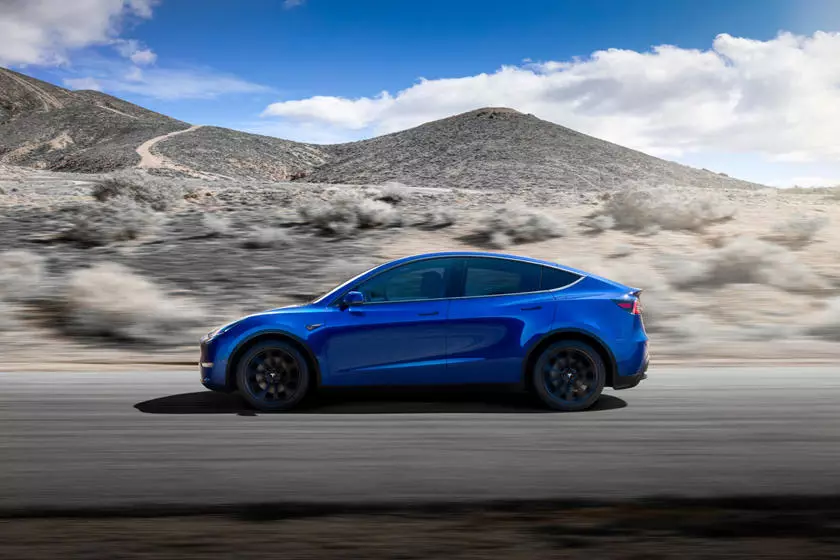 2020-2021 Tesla 모델 Y 측면 각도 운전