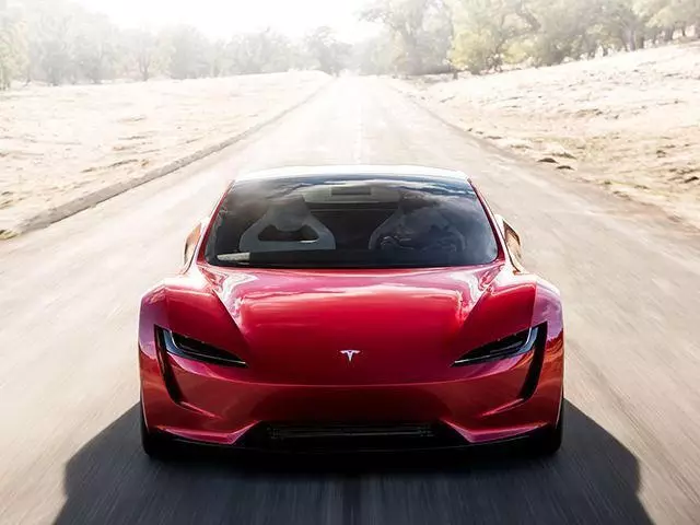 Finné An Luasghéarú Iontach ar The New Tesla Roadster 13976_1