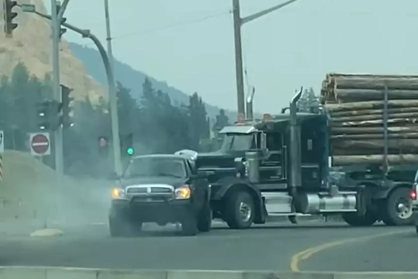 Assista a um Dodge Ram rebocar um caminhão madeireiro de 140.000 libras 14102_2