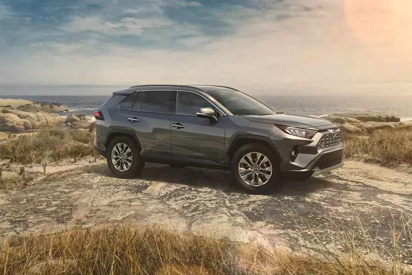 هل يمكن أن تحصل تويوتا RAV4 الجديدة لعام 2019 على ثلاثة صفوف وخيارات EV؟ 14119_2