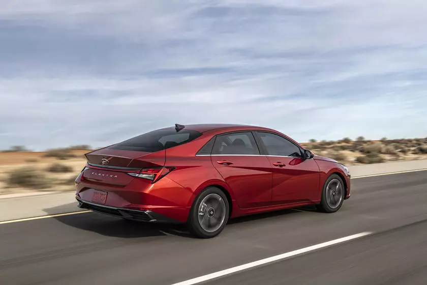 Zoznámte sa s úplne novým Hyundai Elantra 2021: horúcim novým kompaktným sedanom 14171_11