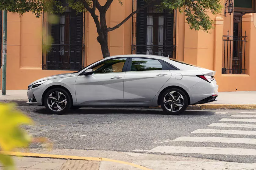 Maak kennis met de geheel nieuwe Hyundai Elantra 2021: een hete nieuwe compacte sedan 14171_15