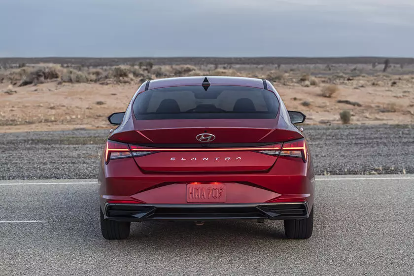 Zoznámte sa s úplne novým Hyundai Elantra 2021: horúcim novým kompaktným sedanom 14171_3