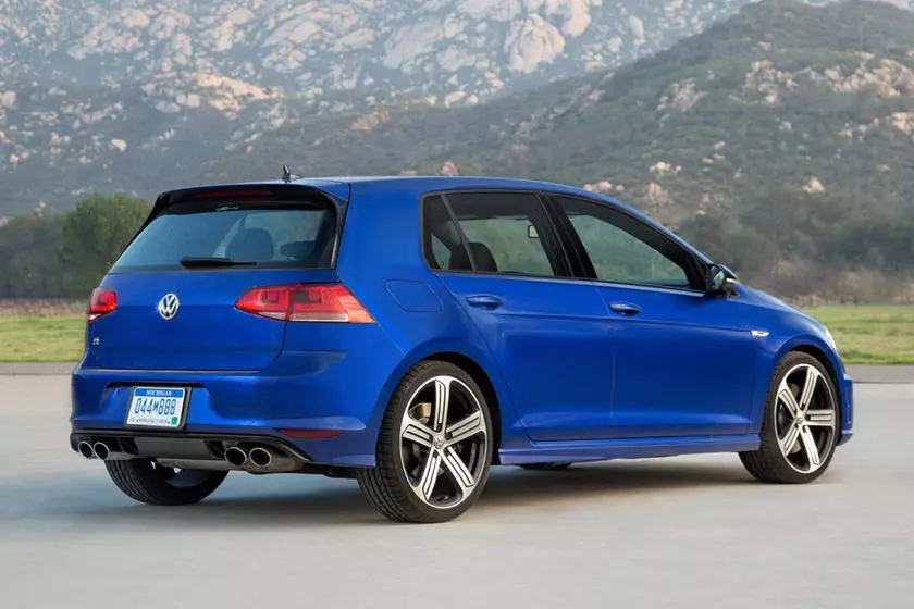 Vue d'angle arrière de la Volkswagen Golf R 2015-2019