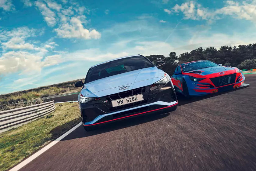 2022 Hyundai Elantra N eestvaatega sõitmine