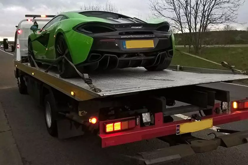 Polisi Inggris Ngrebut Tiga Supercar Kanggo Balapan Ing Dalan