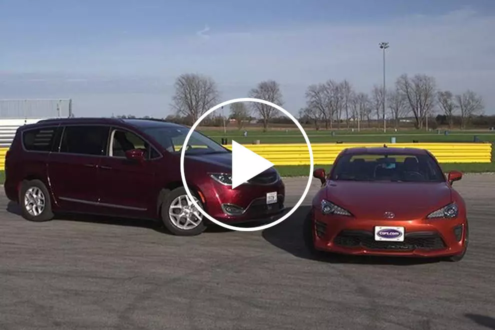 Rions tous alors que la Toyota 86 perd contre une fourgonnette dans une course de dragsters