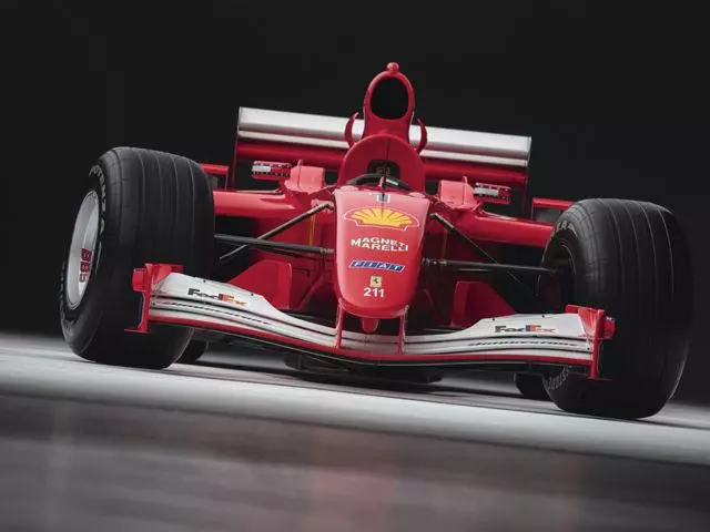 Noen betalte 7,5 millioner dollar for Michael Schumachers 2001 Ferrari F1-bil 14549_1