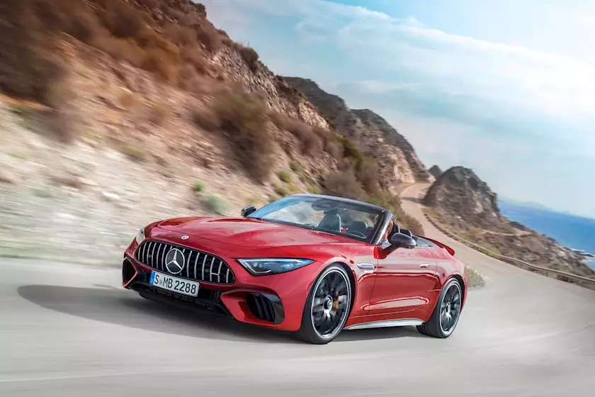 2022 Mercedes-AMG SL 63 డ్రైవింగ్ ఫ్రంట్ యాంగిల్