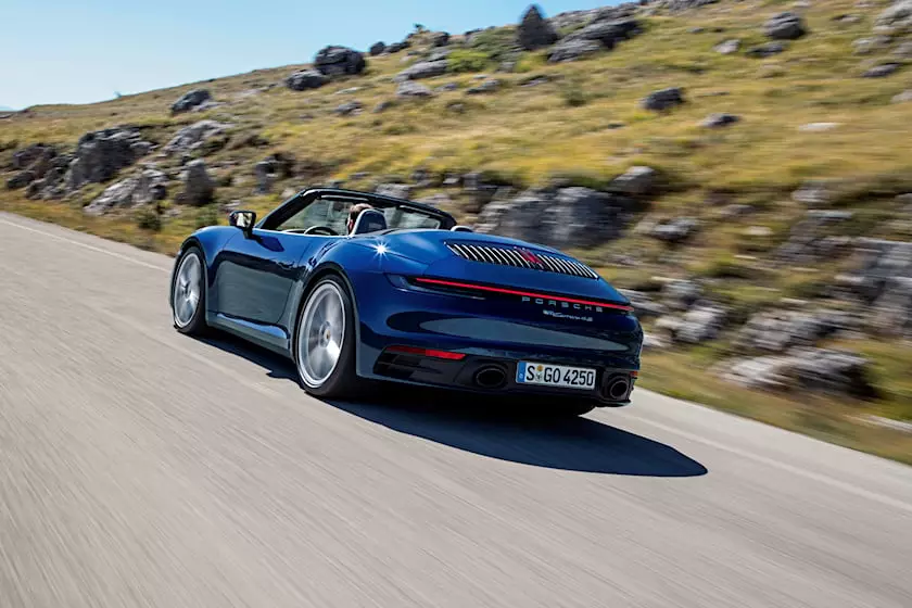 2020-2022 Porsche 911 Carrera Cabriolet रियर भ्यू ड्राइभिङ