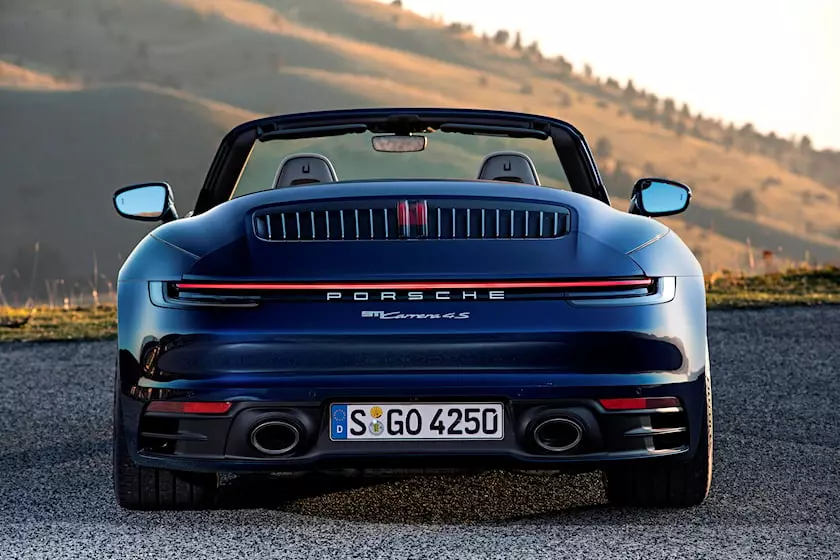 2020-2022 Porsche 911 Carrera Cabriolet Näkymä takaa