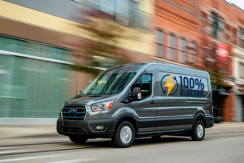 2022 Ford E-Transit Cargo Van Vista frontale Guida