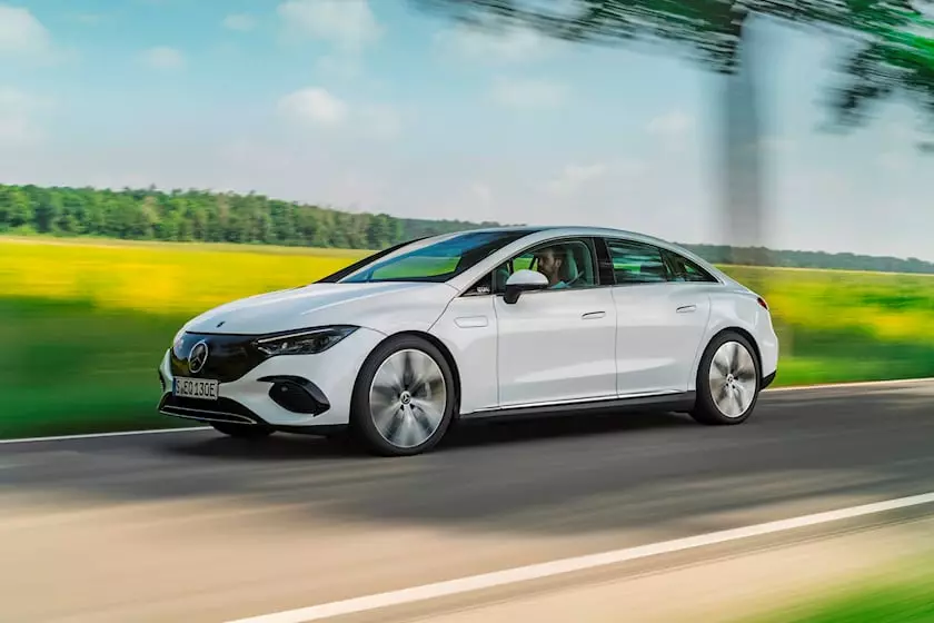 2023 Mercedes-Benz EQE седан преден ъгъл за шофиране