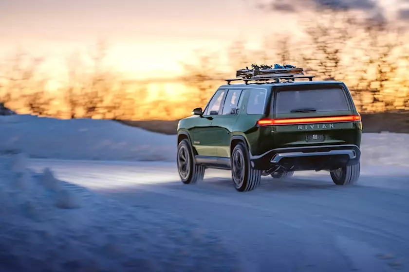 2022 Rivian R1S SUV Achteraanzicht Rijden