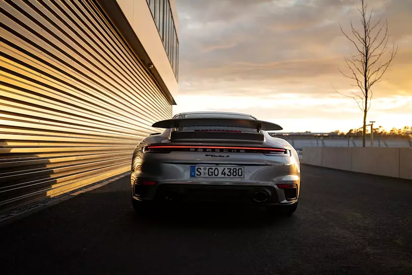 2021-2022 Porsche 911 Turbo View Out sa Likod