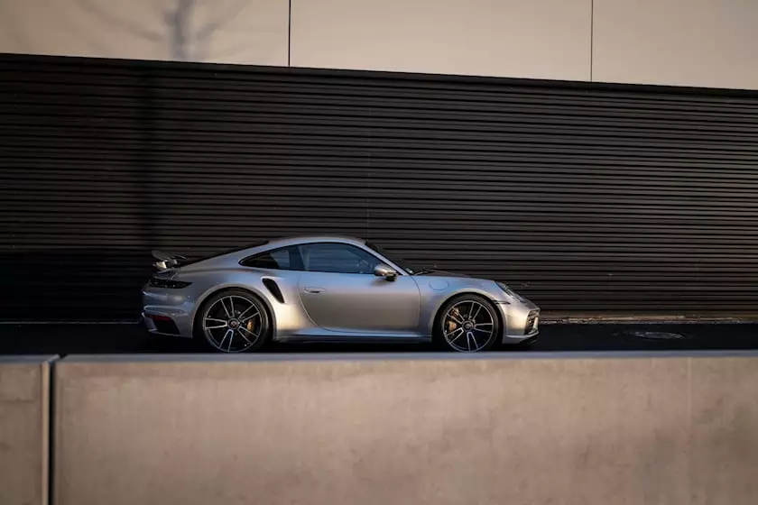 Vista lateral del Porsche 911 Turbo 2021-2022