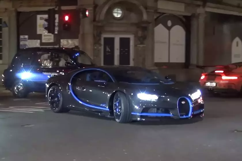 Bugatti Chiron-ը շրջում է Լոնդոնում 700,000 դոլար արժողությամբ տարբերակով 14734_6