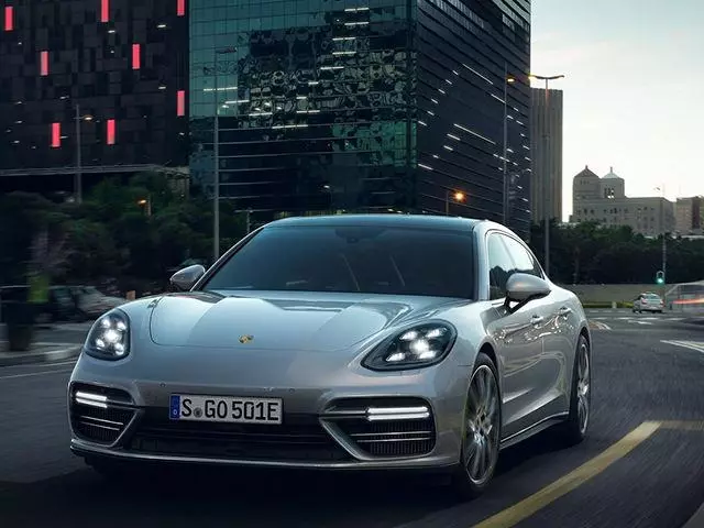 Bộ khuếch tán phía sau chủ động được cấp bằng sáng chế của Porsche, gọi tương đương với Ferrari là 'cồng kềnh' 1475_2