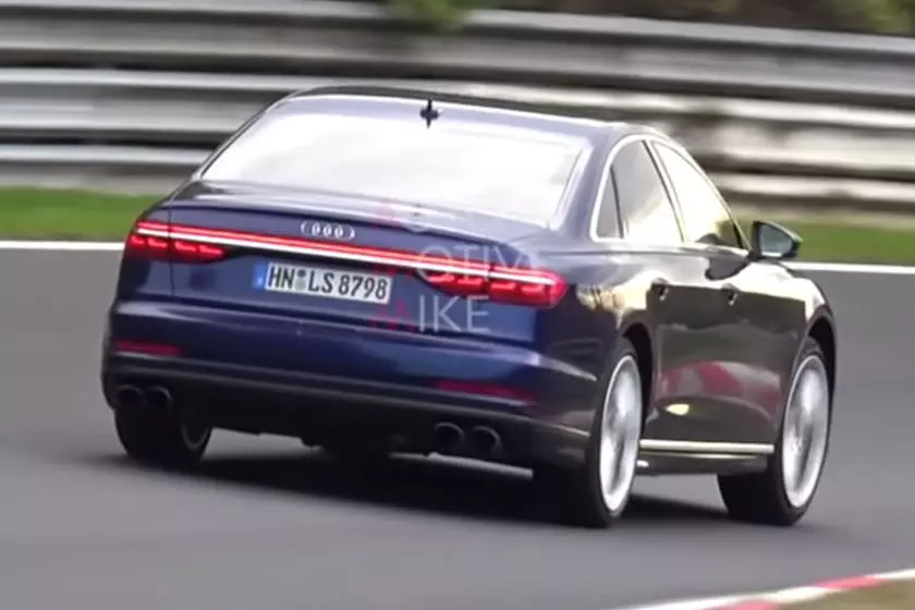 2020 m. Audi S8 važinėja nuogas aplink žiedą 14898_3