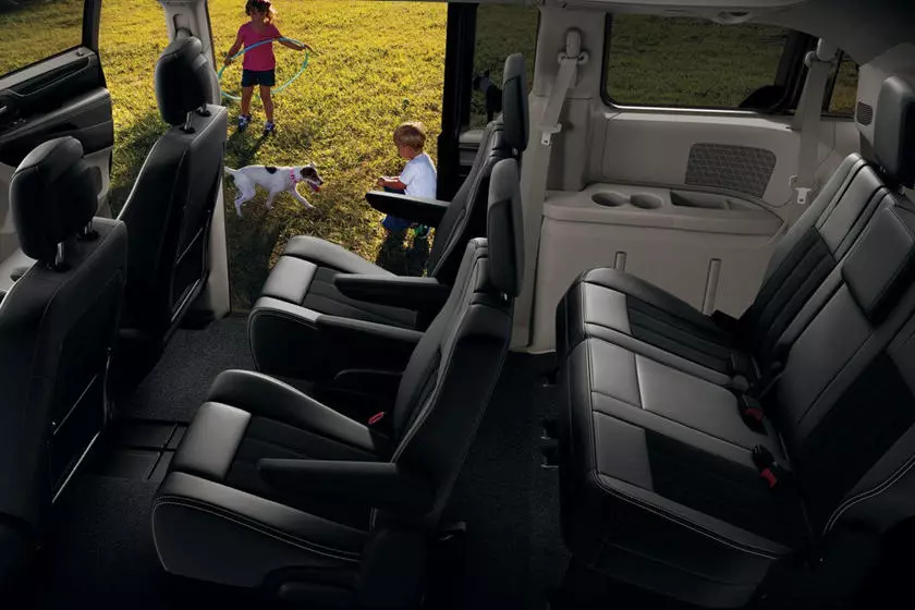 Преглед на ентериерот на Dodge Grand Caravan 2014-2020