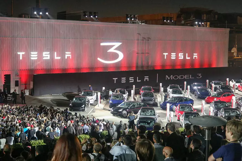 Разгневените собственици на камиони блокират местата на Tesla Supercharger 14983_7