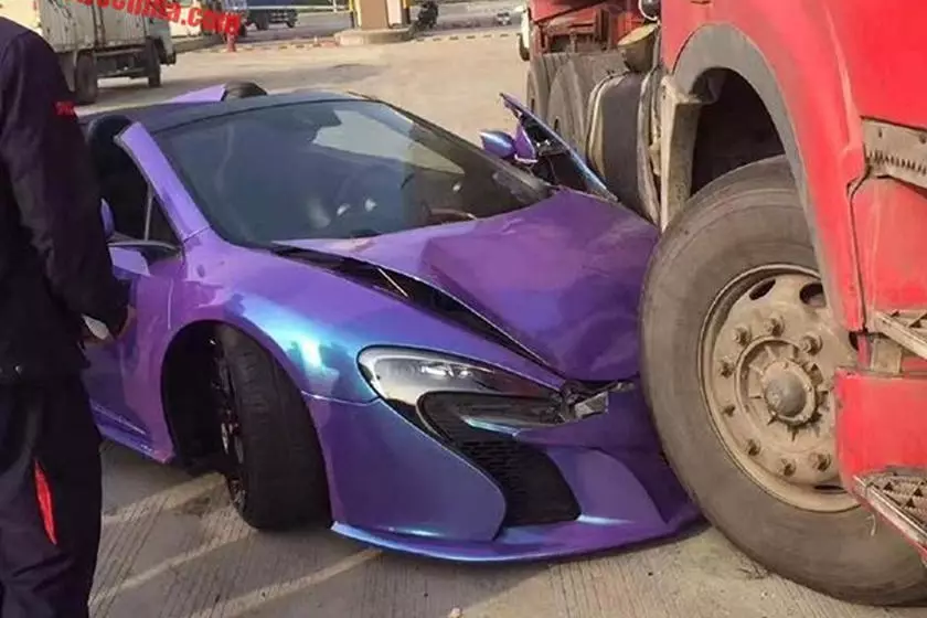 Đua xe kéo McLaren 650S đâm vào xe tải chở dầu ở Trung Quốc