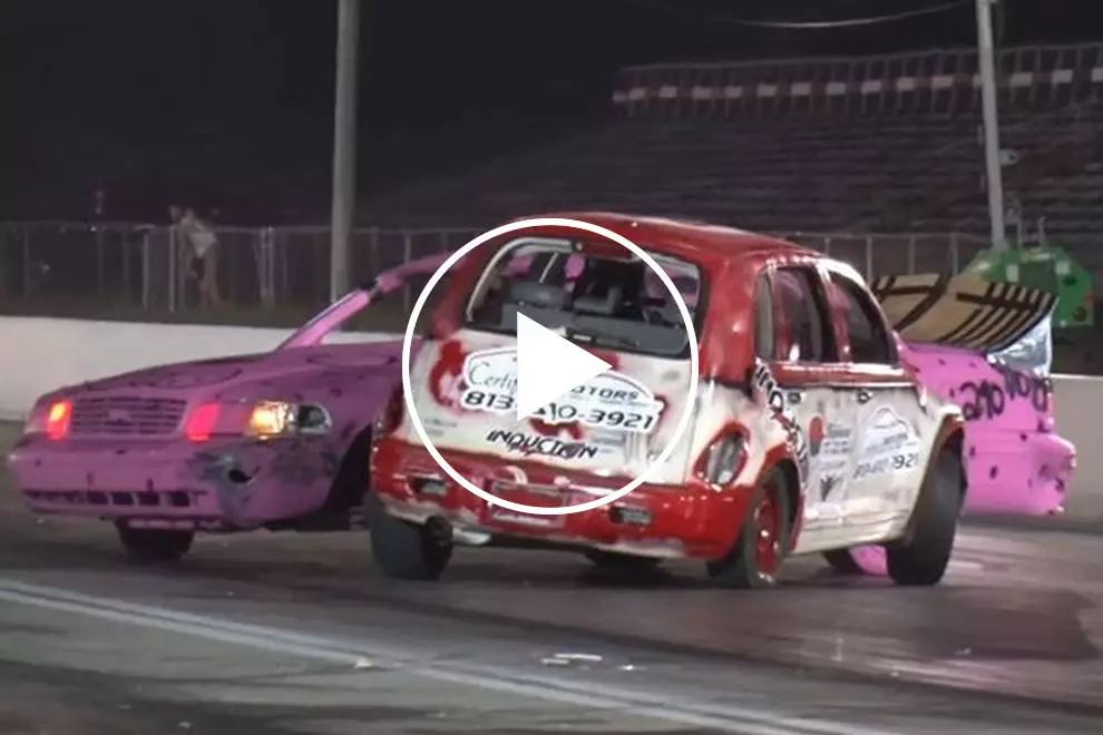 Demolition Drag Racing és un esport real i sembla ridículament divertit