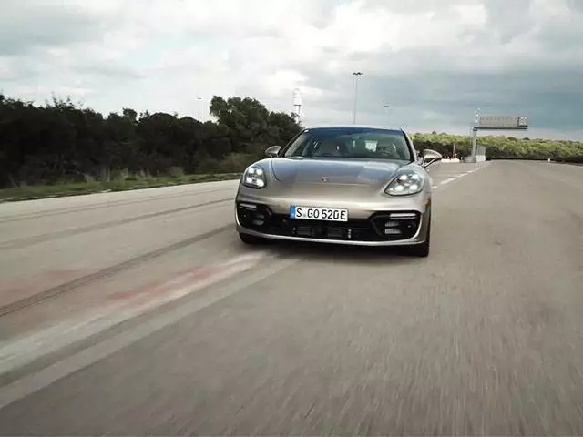 Panamera Turbo S E-hibrīds nobiedēs jūsu pasažierus ar ātrumu 1522_1