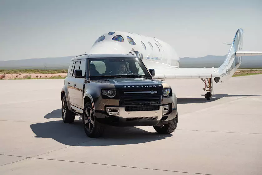 Land Rover Defender буксіруе касмічны карабель Virgin Galactic 15274_1