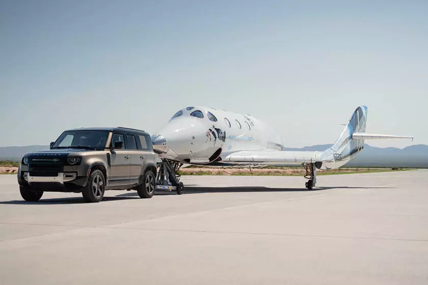 Land Rover Defender rimorchia la navicella spaziale della Virgin Galactic 15274_2