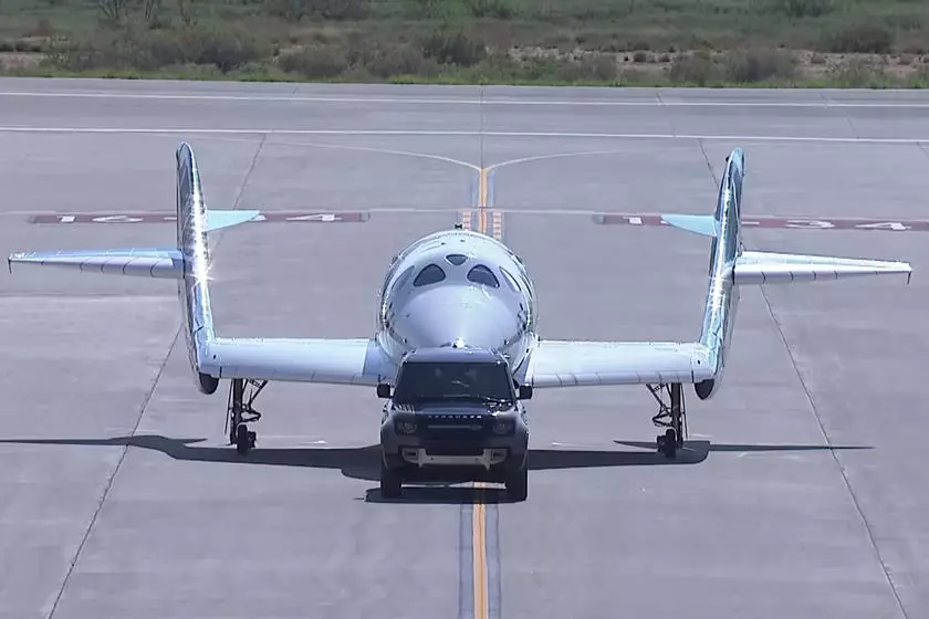 Land Rover Defender Tows Virgin Galactic's Space Ship 15274_3